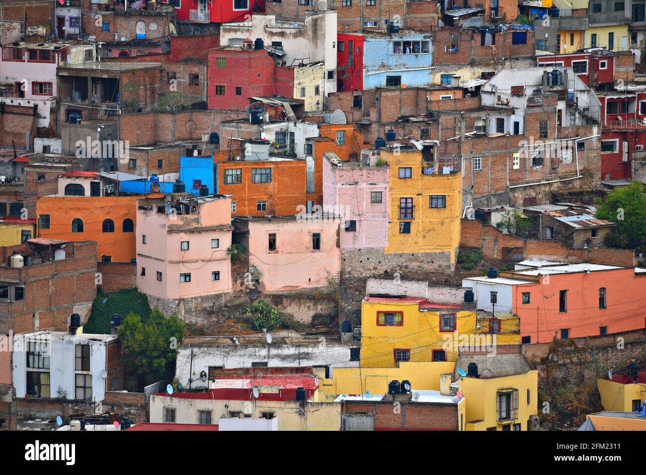 Paesaggio urbano con vista panoramica di casitas colorate, le tipiche ...