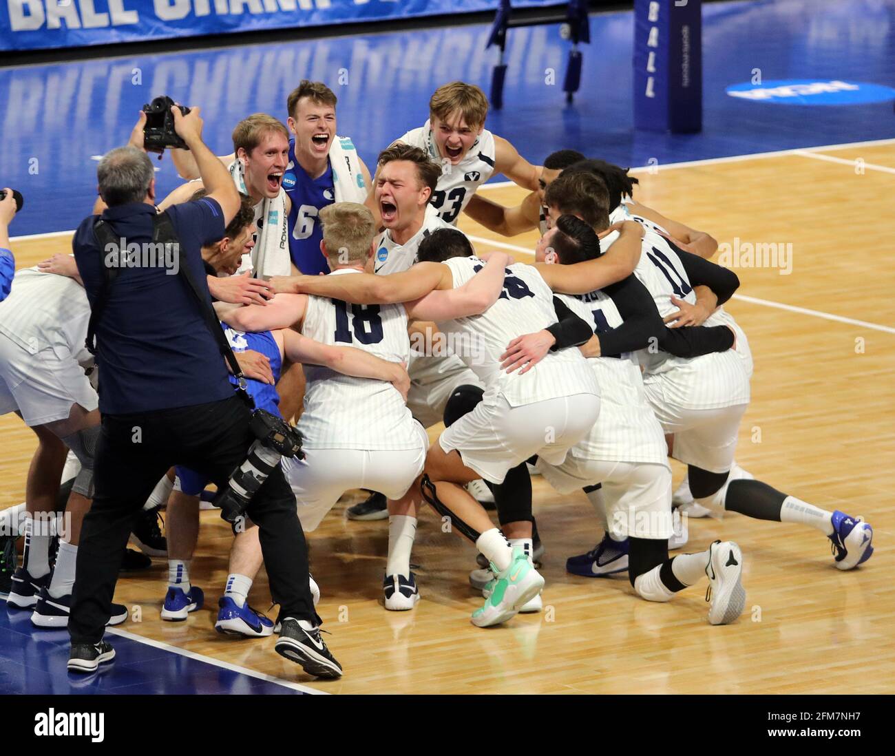 6 maggio 2021 - i BYU Cougars celebrano la loro vittoria dopo una ...