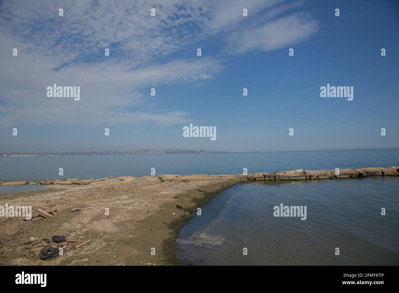 Una bella riva di mare, con un cielo blu con nuvole bianche. Il cielo ...