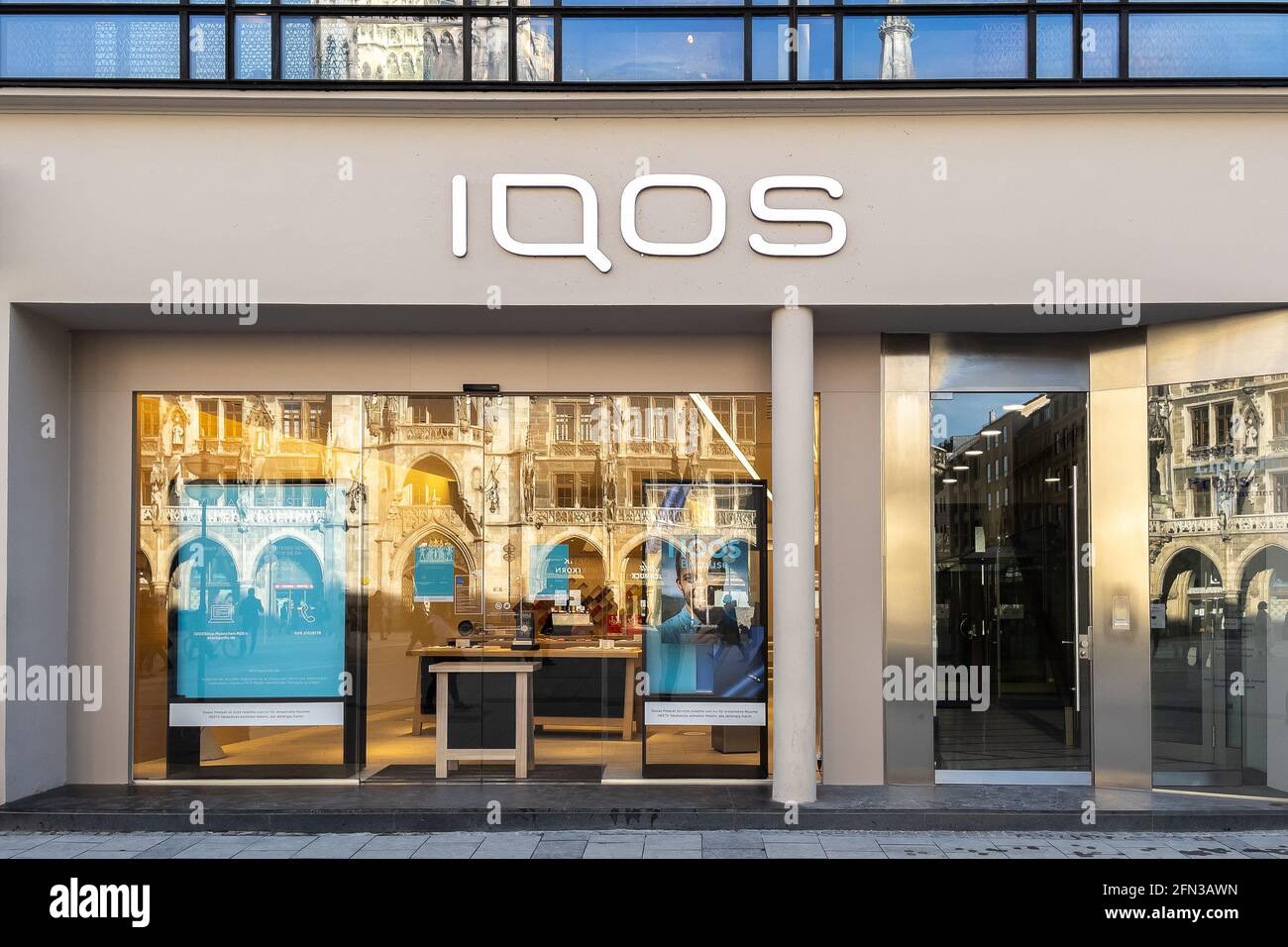 Iqos logo immagini e fotografie stock ad alta risoluzione - Alamy