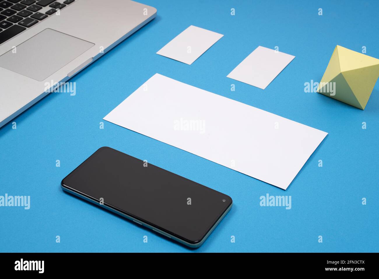 Primo piano di un computer portatile con uno smartphone e parti vuote ...