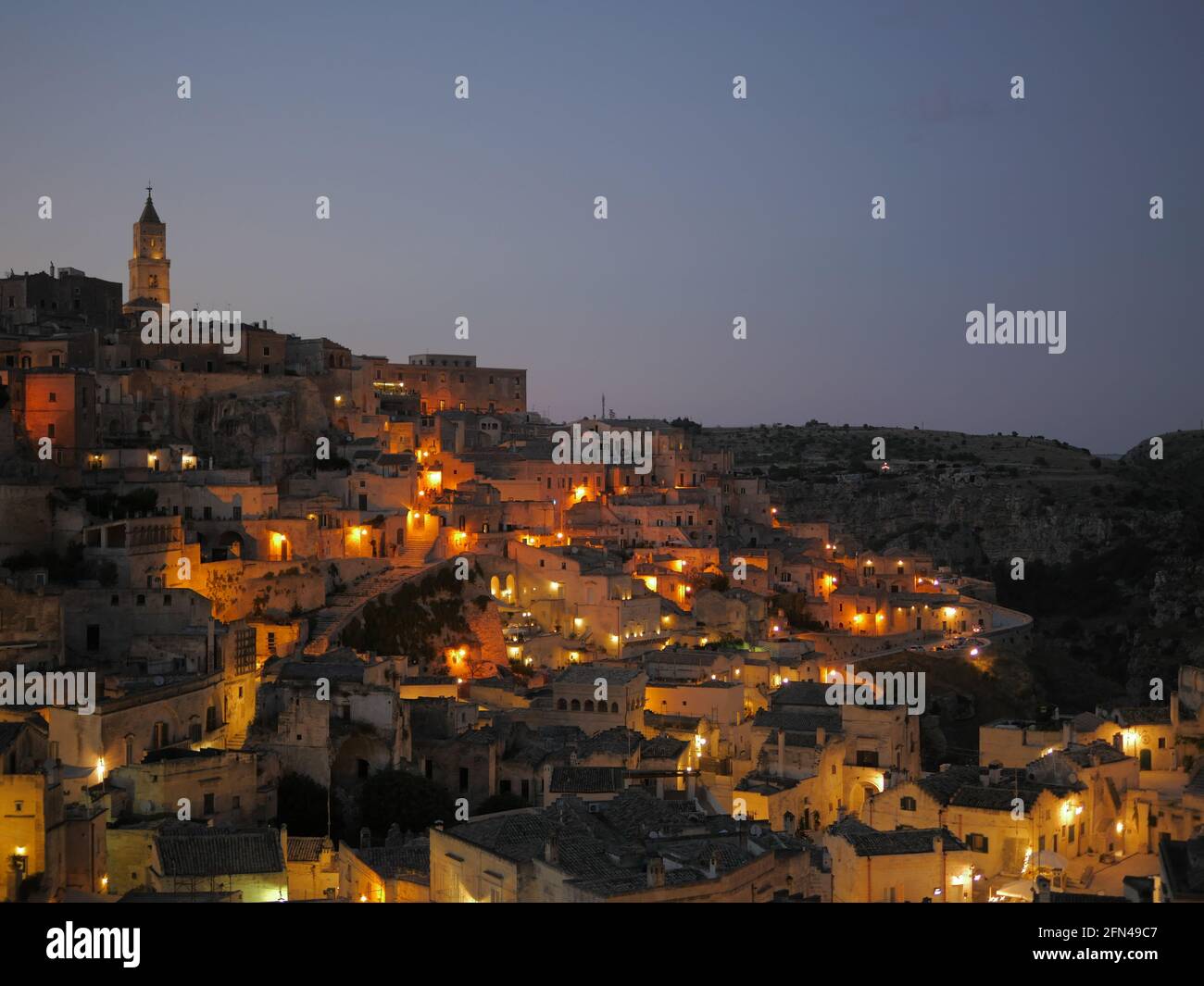 Panorama dei sassi di matera di notte immagini e fotografie stock ad ...