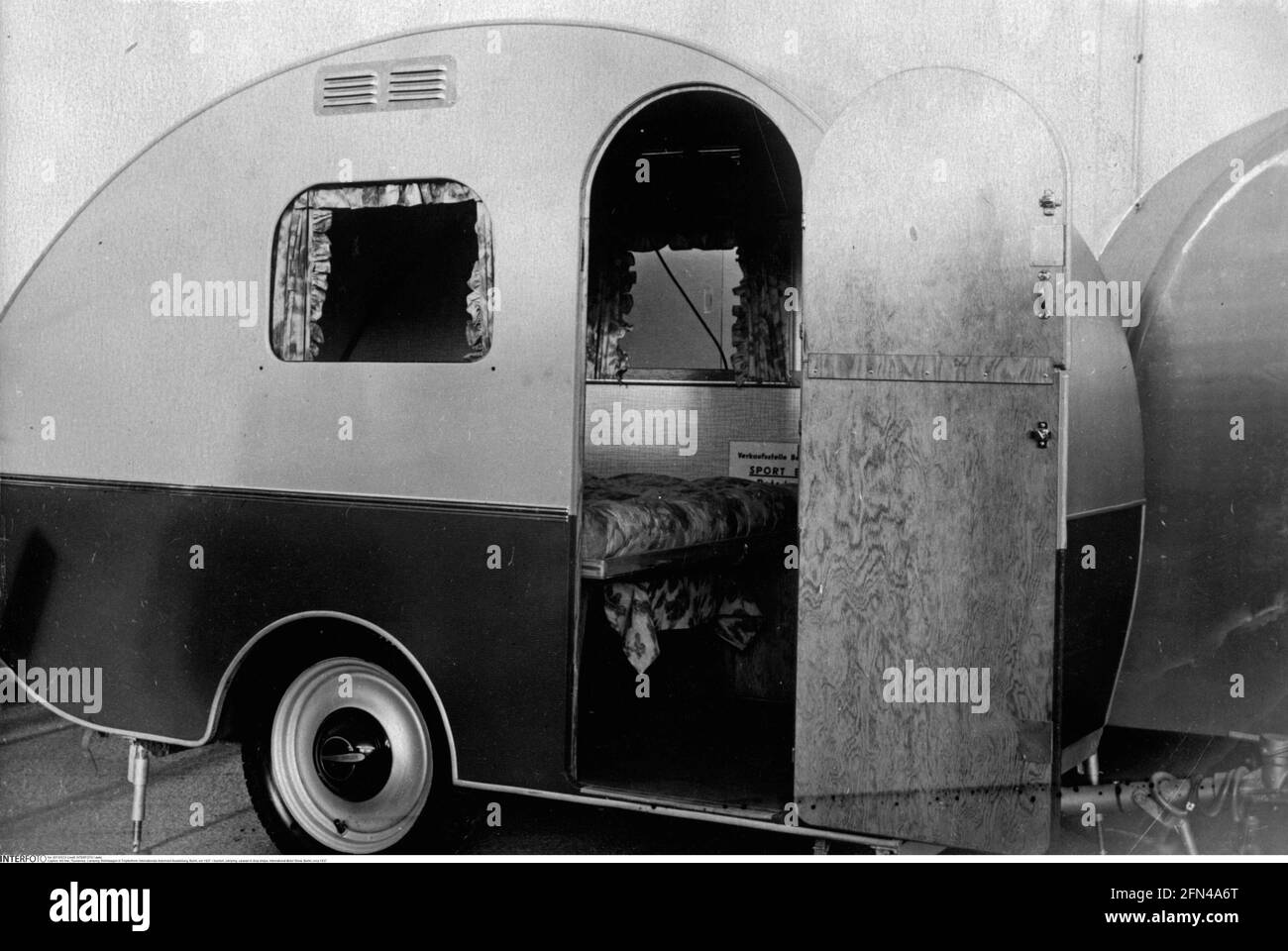 Historic caravans in the 1930s immagini e fotografie stock ad alta ...