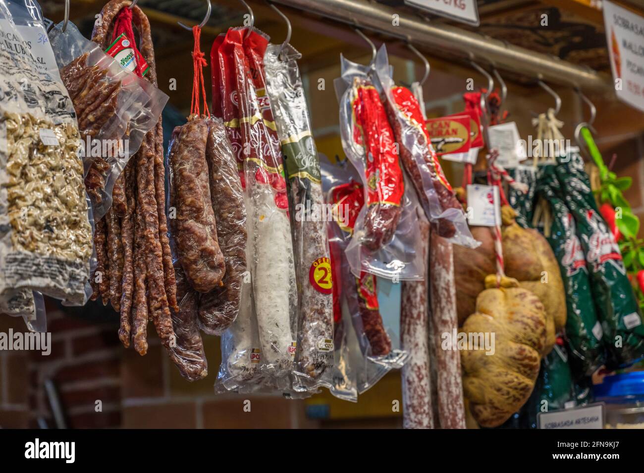 Salsicce appese immagini e fotografie stock ad alta risoluzione - Alamy