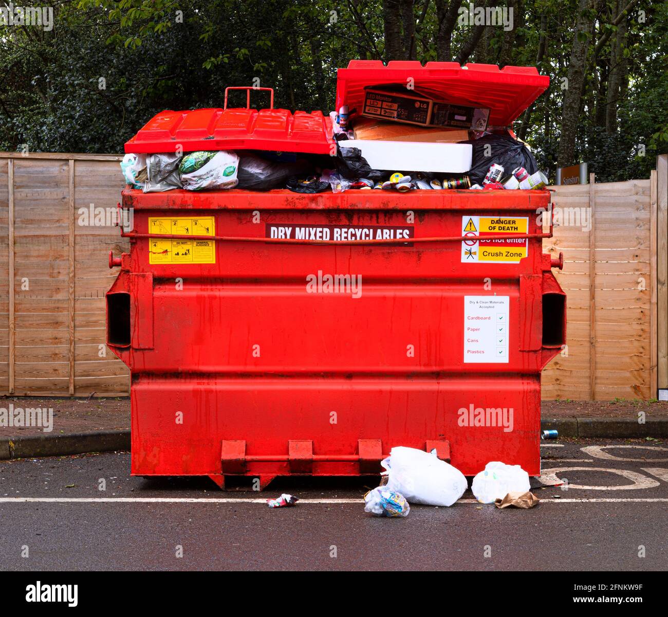 Grande cestino per la plastica immagini e fotografie stock ad alta risoluzione - Alamy