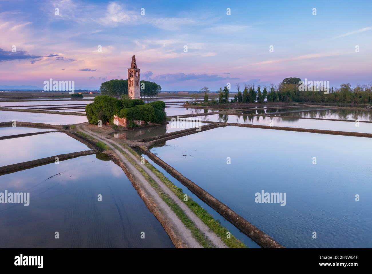 Tramonto sui campi di riso e la chiesa abbandonata di Sant'Antonio ...