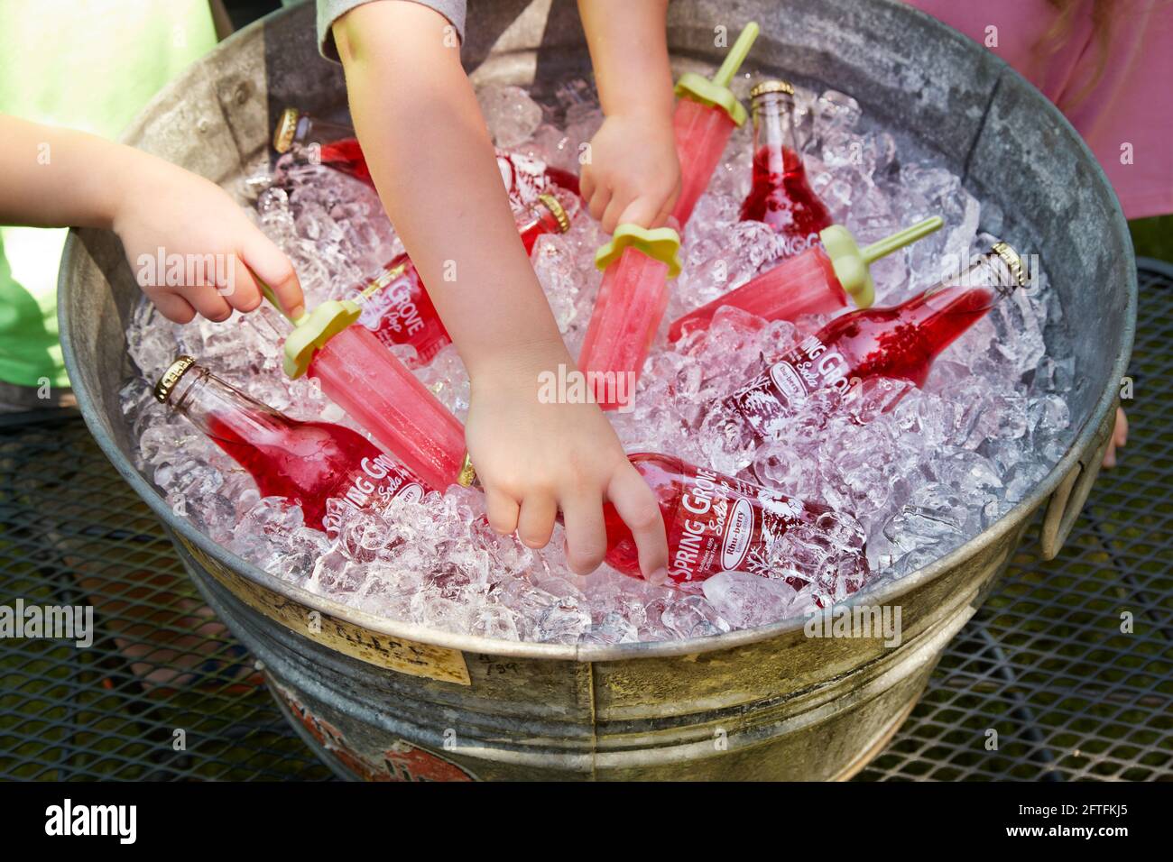 Bambini che afferrano le mani immagini e fotografie stock ad alta ...