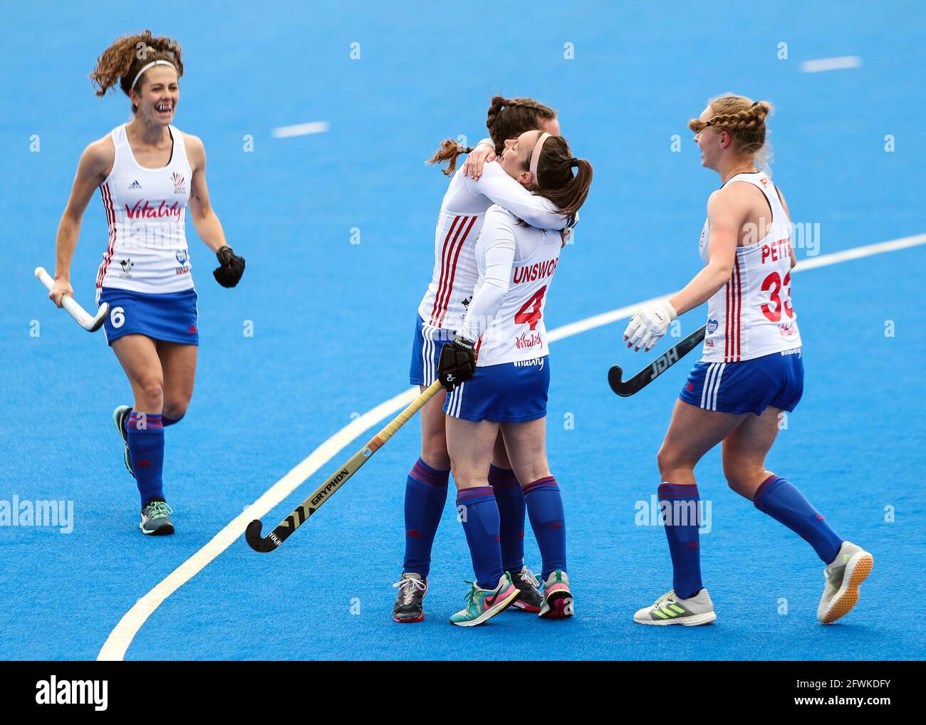 Il Gran Bretagna Grace Balsdon celebra il primo gol del suo fianco con ...