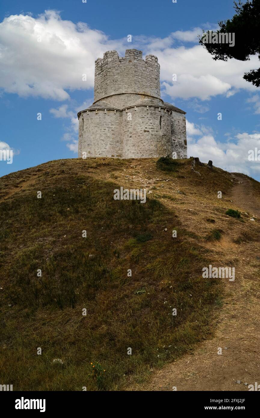 Chiesa fortificata in pietra e macerie di San Nicola vicino a Nin nella ...