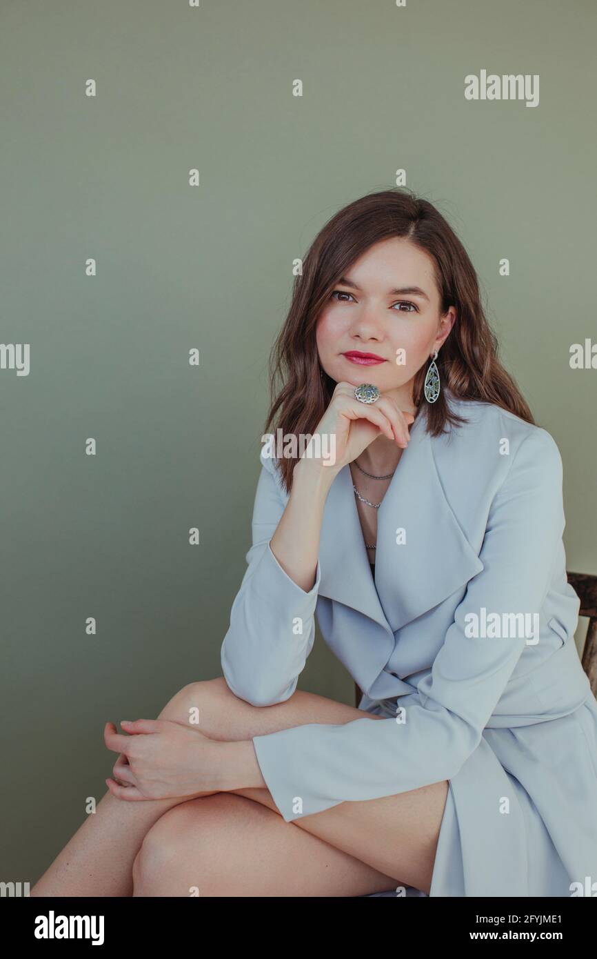 Appoggiato il mento immagini e fotografie stock ad alta risoluzione - Alamy