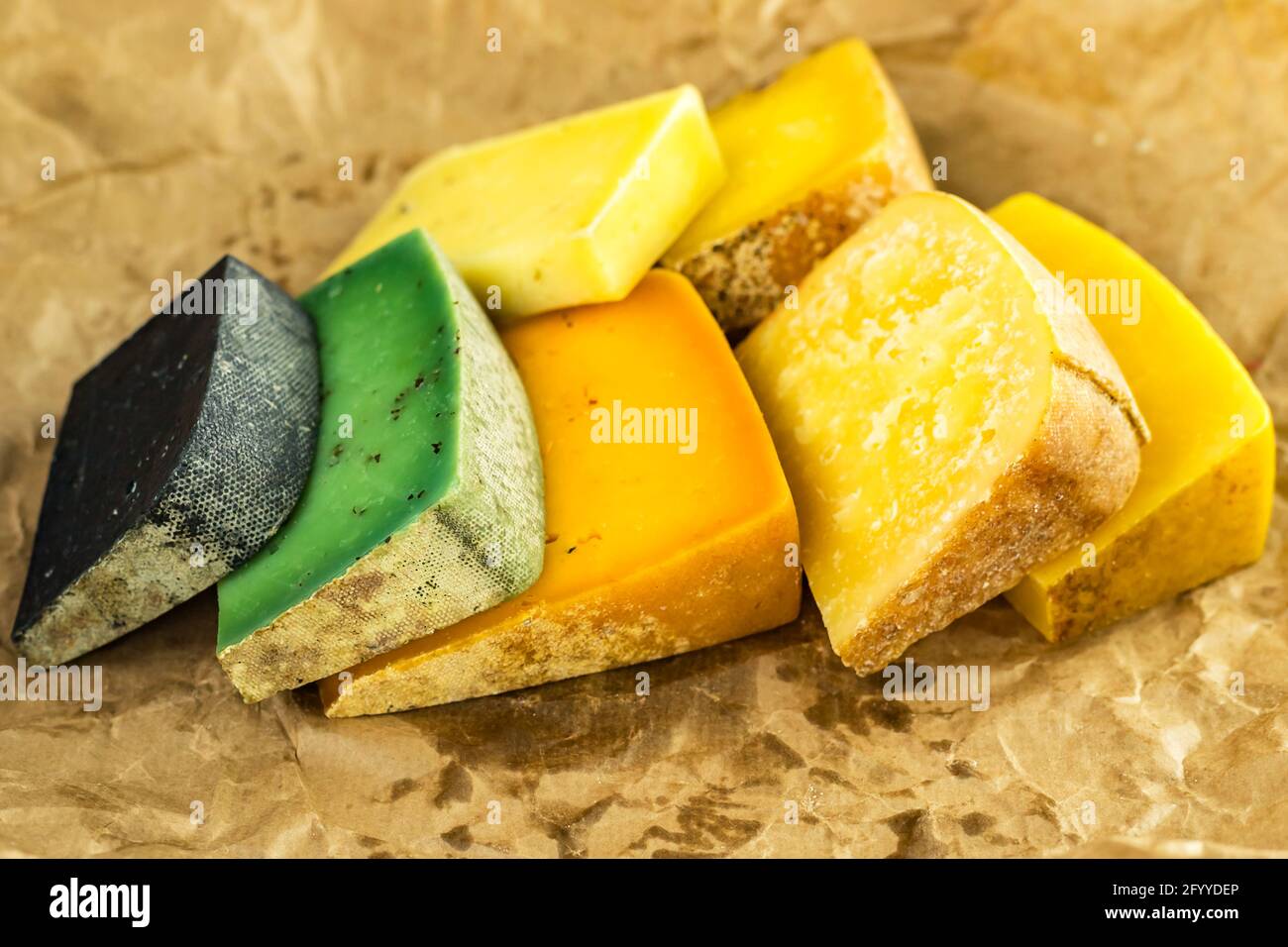 Formaggi artigianali assortiti di diversi tipi e colori su carta ...