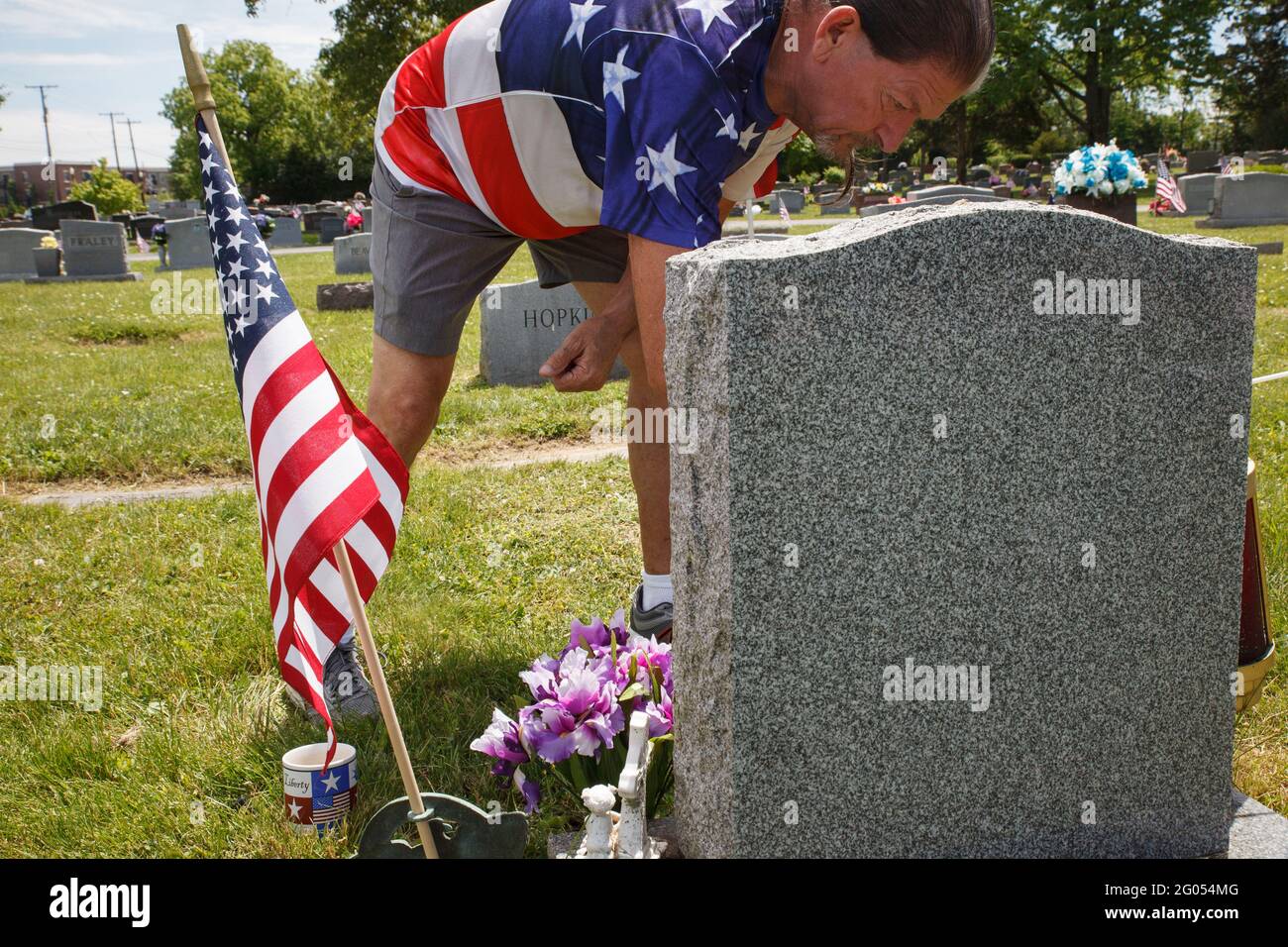 Ray Pack tidia la tomba di suo zio John, che era un membro dell ...
