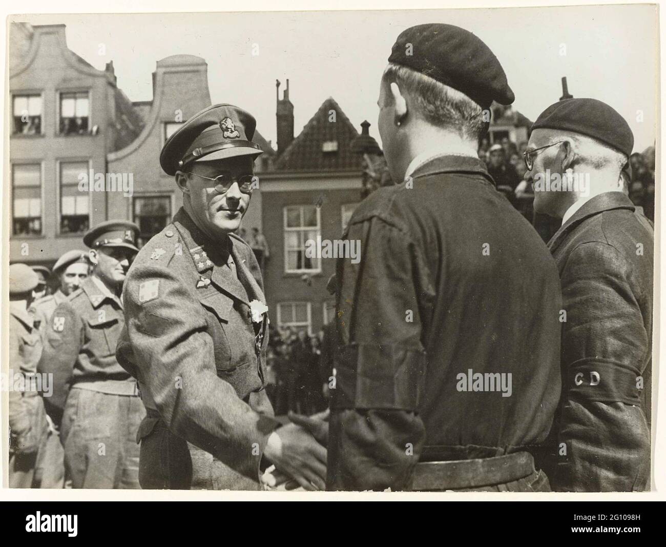 Il principe Bernhard con i soldati delle forze armate nazionali. Il ...