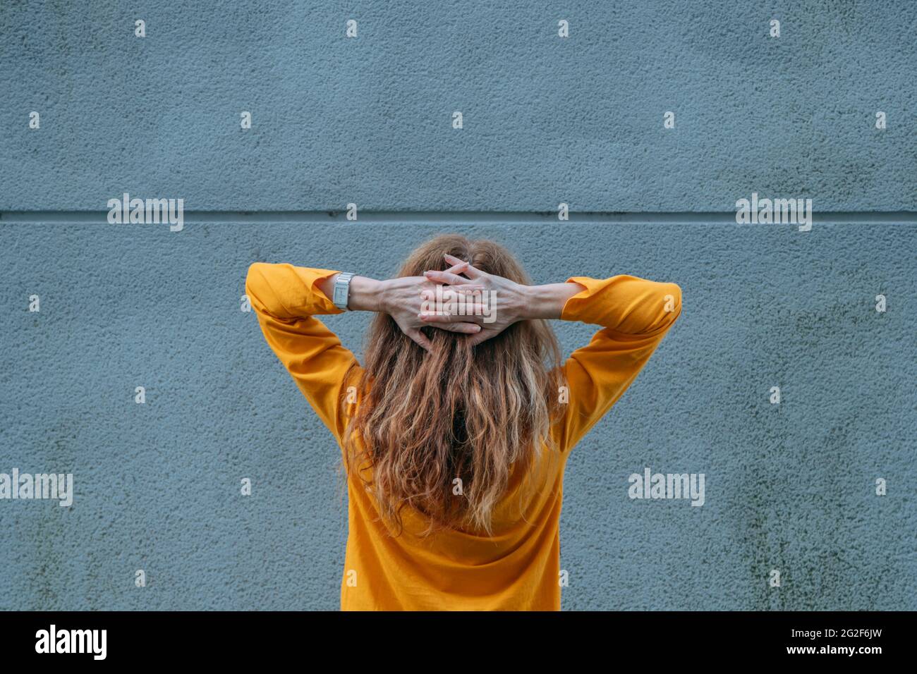 Mani dietro le schiene immagini e fotografie stock ad alta risoluzione ...