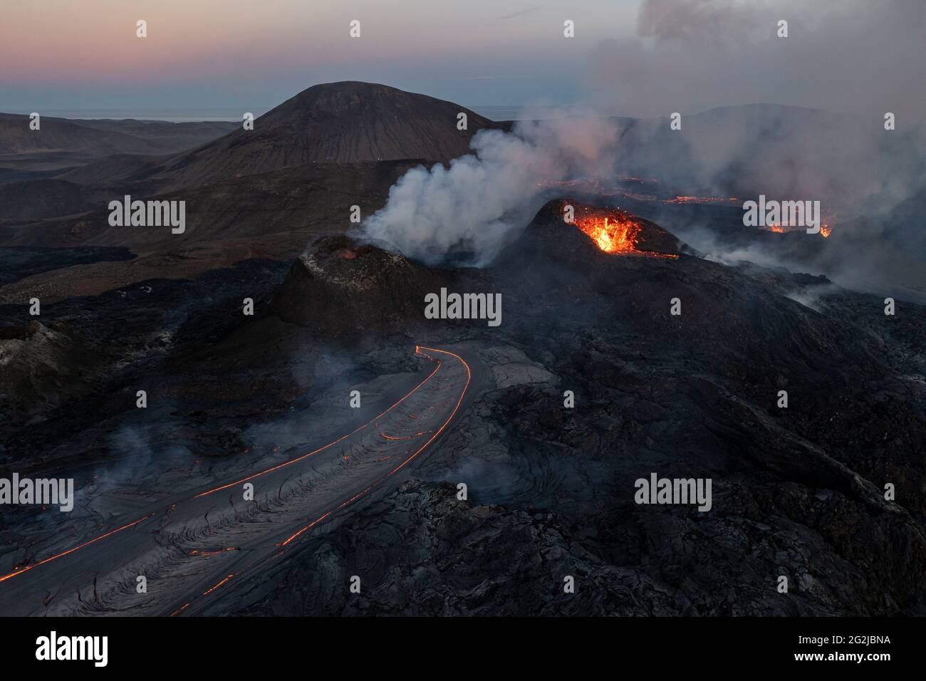 Zona del vulcano fagradalsfjall immagini e fotografie stock ad alta ...