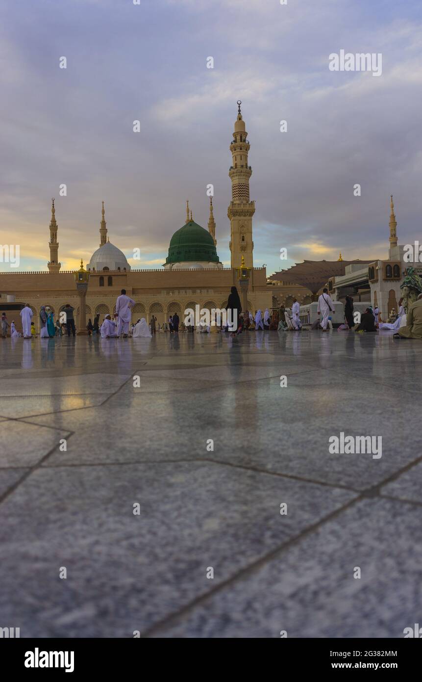 La Moschea del Santo Profeta (Masjid Nabawi) a Madinah, Arabia Saudita ...