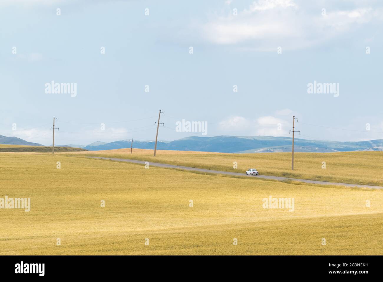 Auto su una campagna in salita strada di montagna immagini e fotografie ...