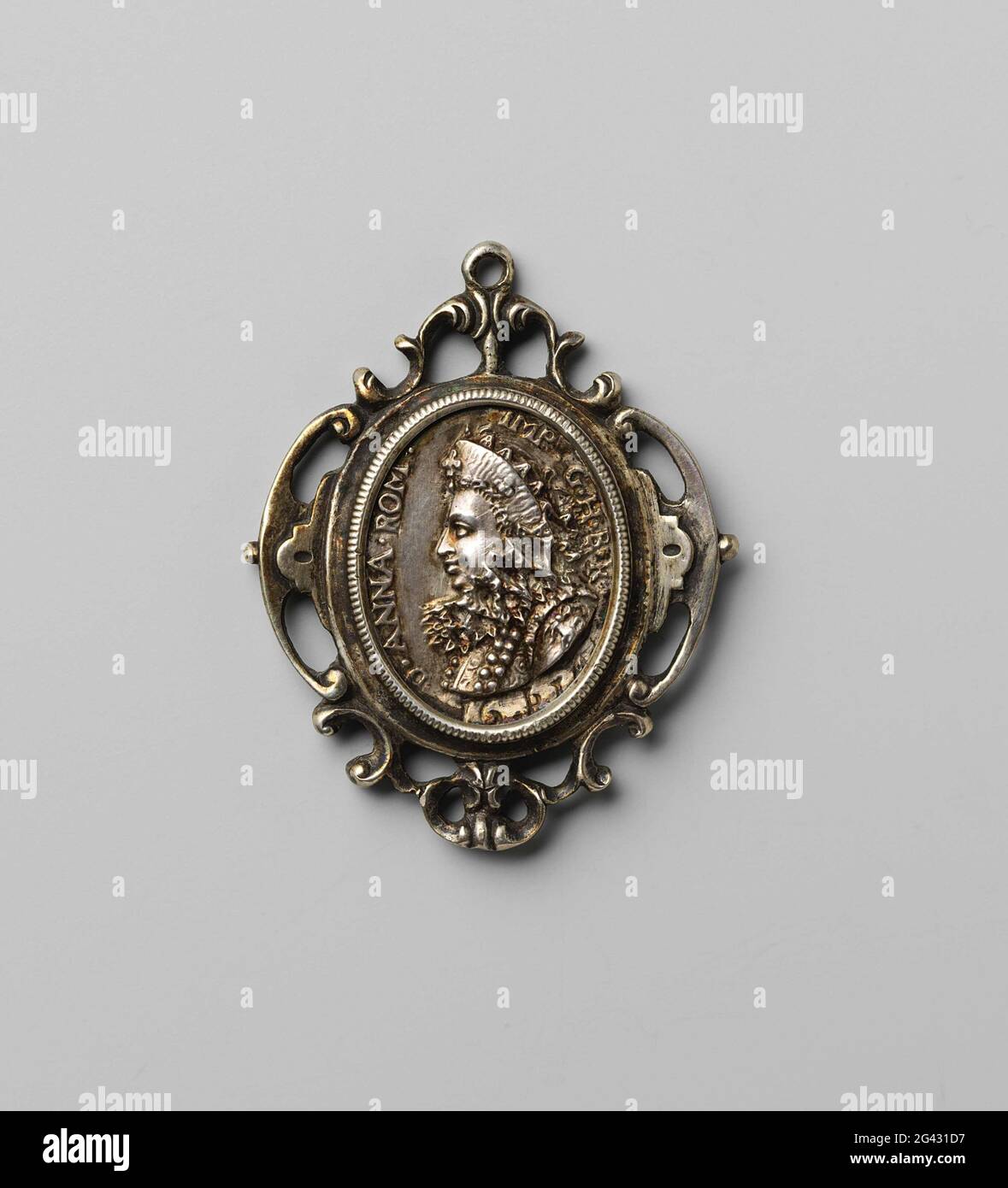Pendente formato da medaglia ovale con ritratto Anna, Imperatore Mattia ...