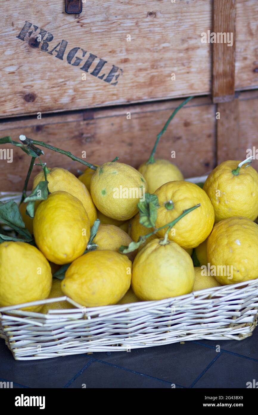 Capri lemons immagini e fotografie stock ad alta risoluzione - Alamy