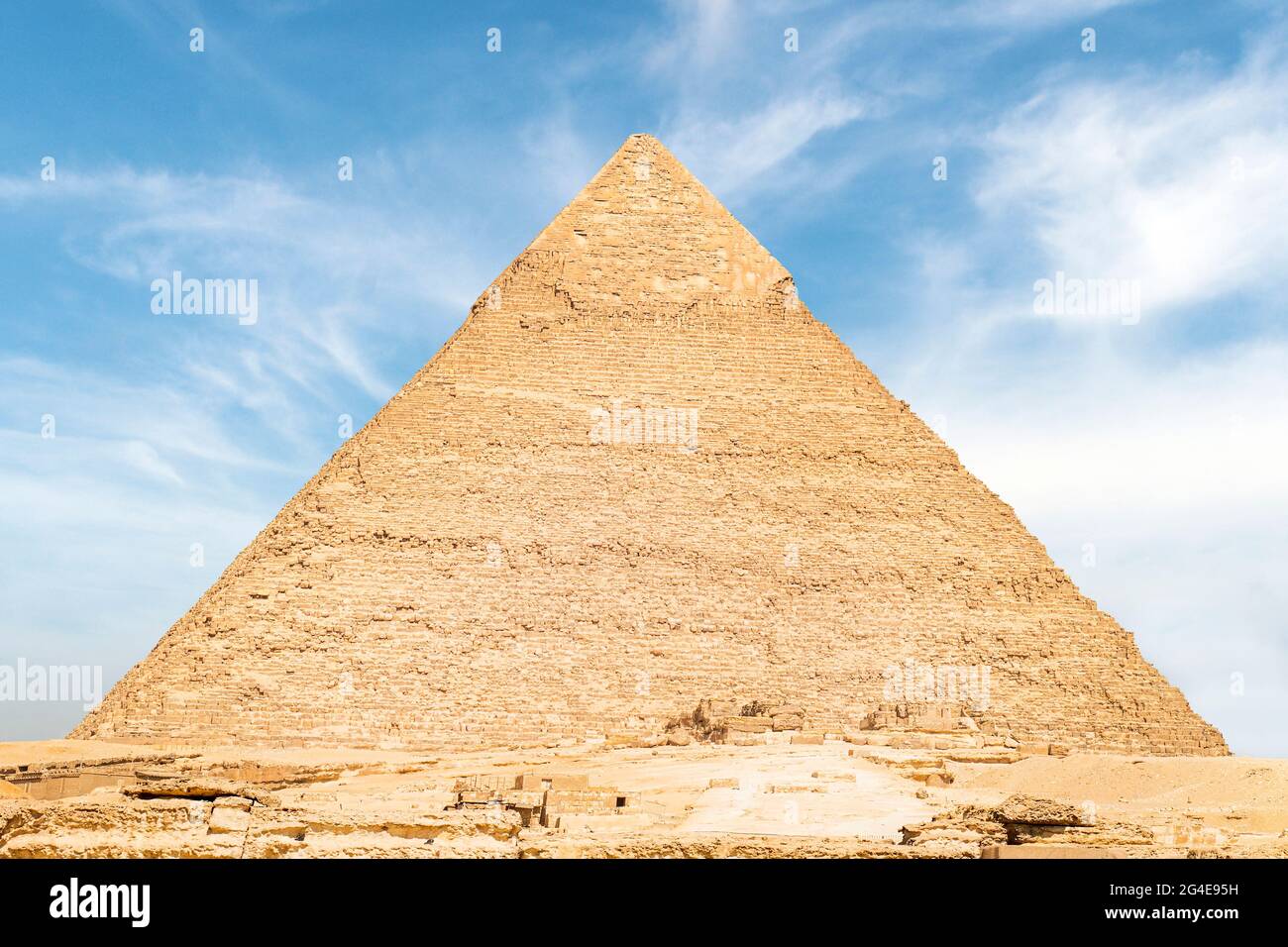 L'alta piramide più grande di Chefren sullo sfondo di un cielo blu con ...