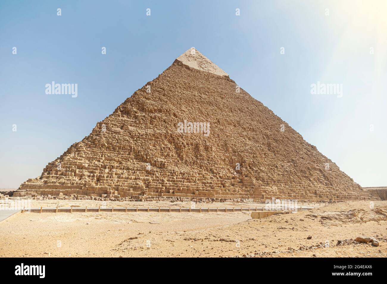 Piramide di Chefren su uno sfondo blu cielo. Le grandi Piramidi di Giza ...