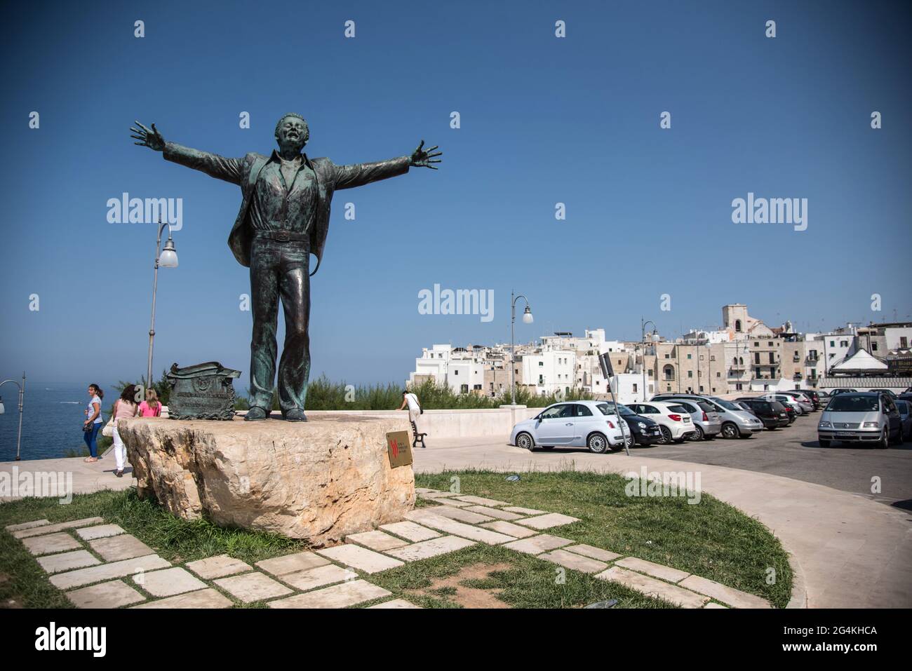 Monumento al cantante italiano Domenico Modugno, Polignano a Mare, Bari ...