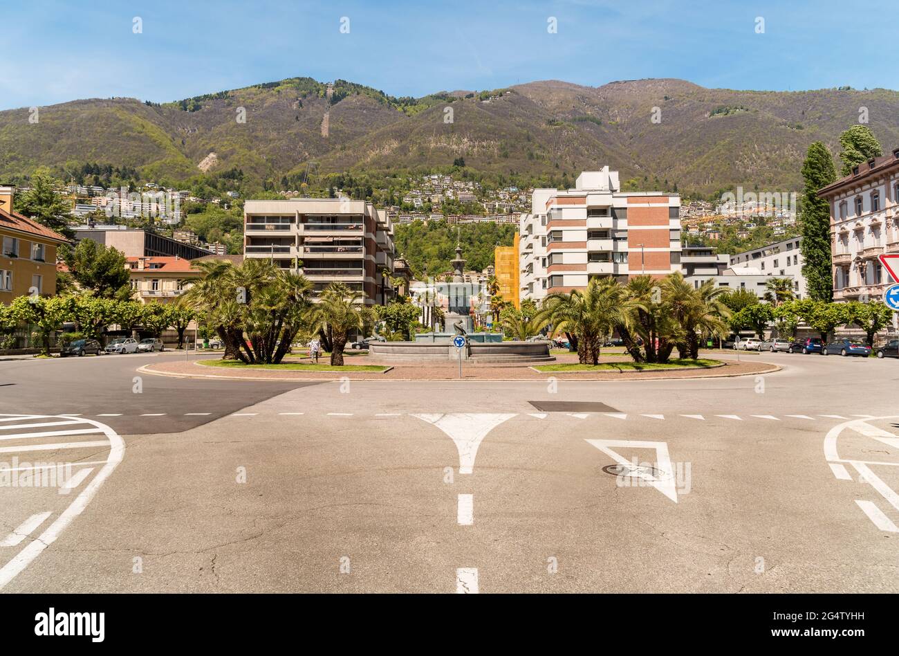 Piazza Pedrazzini con fontana dedicata a Giovanni Pedrazzini situata ...
