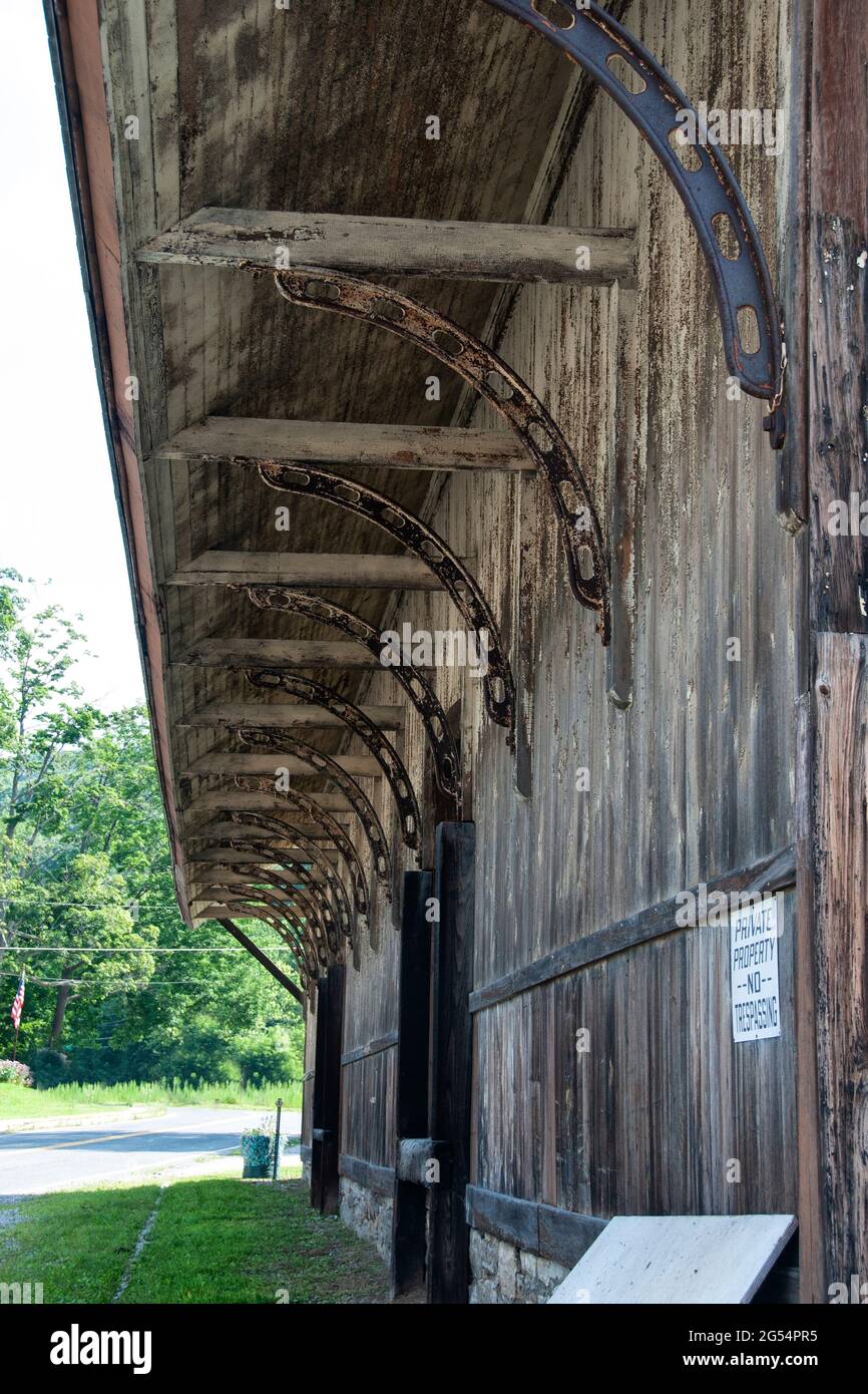 Staffe metalliche curvate di sostegno immagini e fotografie stock ad ...