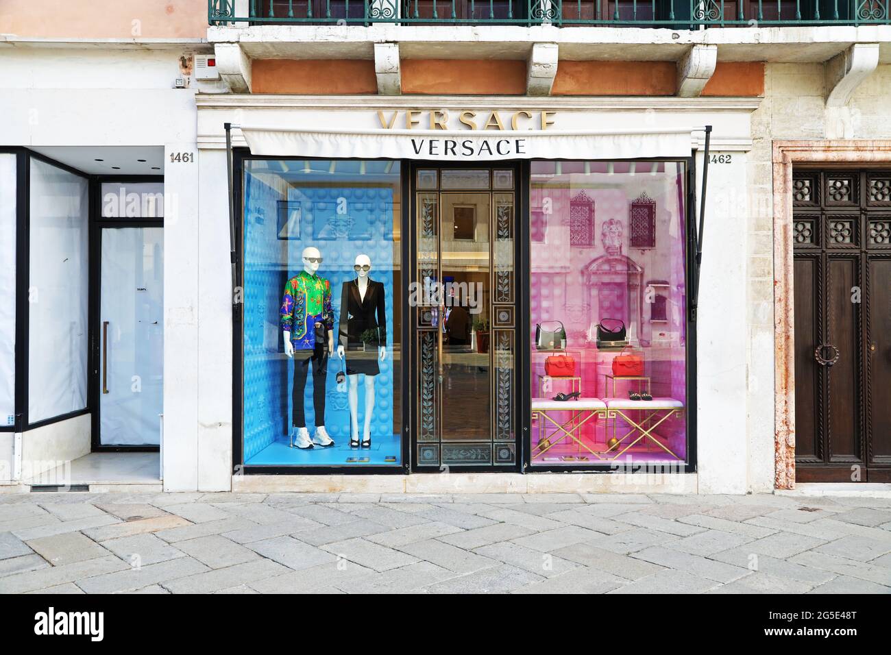 Versace boutique immagini e fotografie stock ad alta risoluzione - Alamy