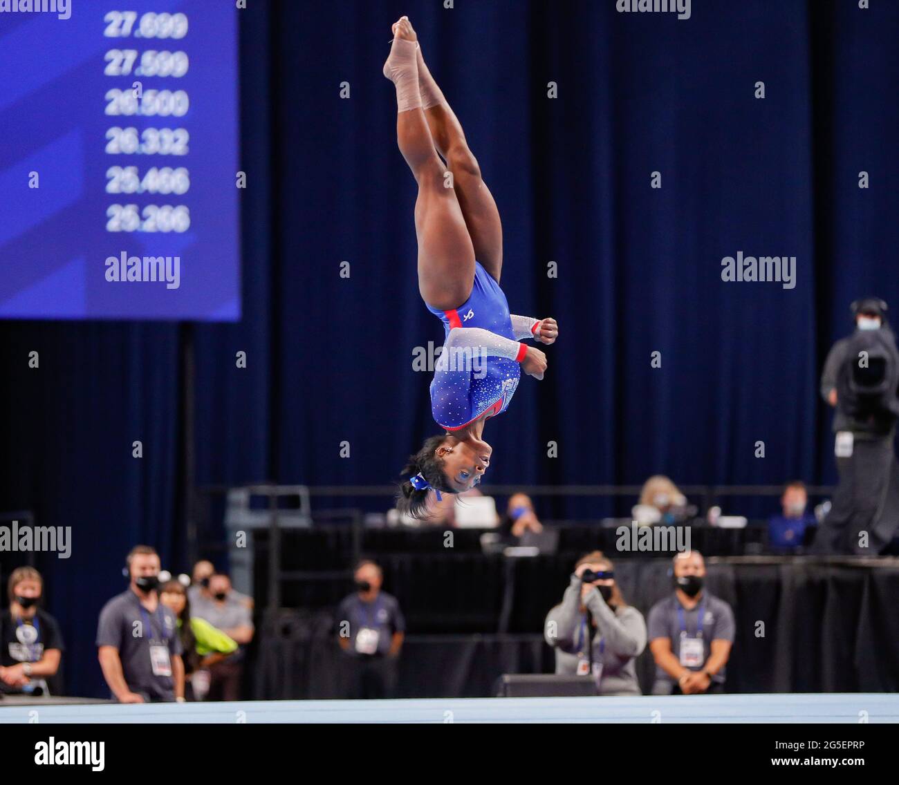 25 giugno 2021: Simone Biles vola attraverso l'aria durante la sua ...
