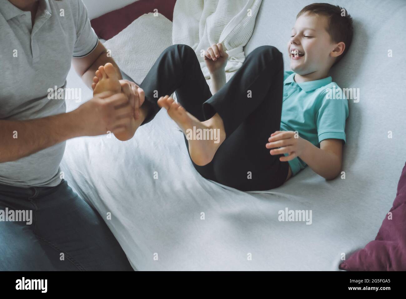 Tickling feet kids immagini e fotografie stock ad alta risoluzione - Alamy