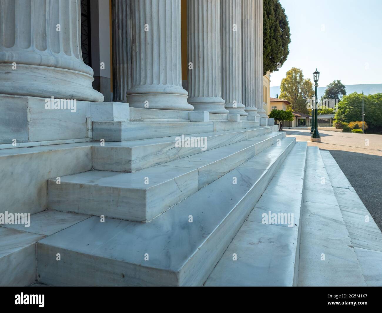 Colonne e scale in marmo di Zappeion Megaron, ingresso del monumento ...