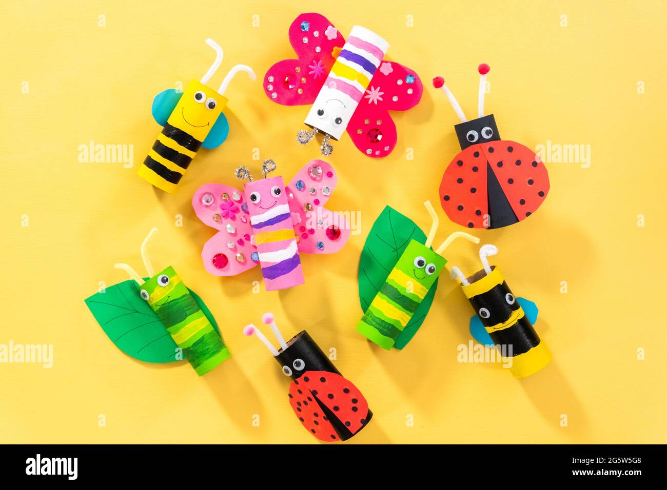 Progetto di papercraft. Insetti colorati realizzati con rotoli di carta ...