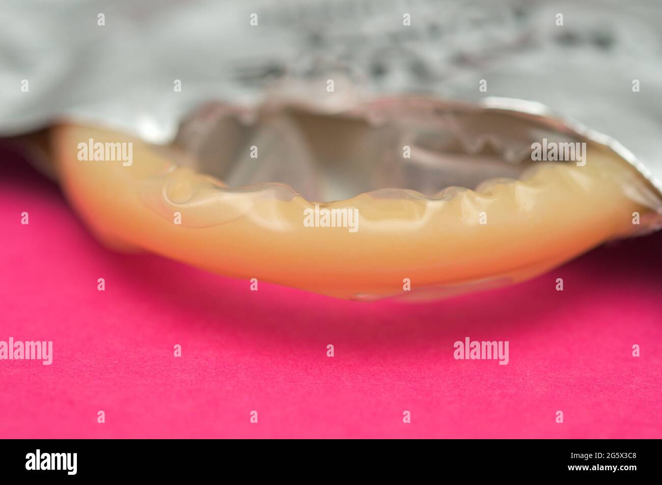 Condom packet immagini e fotografie stock ad alta risoluzione - Alamy