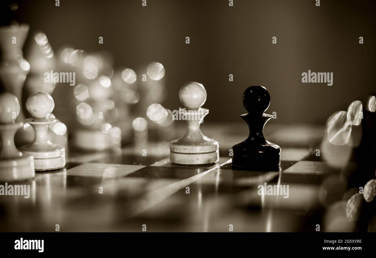 Due pedine e una regina immagini e fotografie stock ad alta risoluzione ...