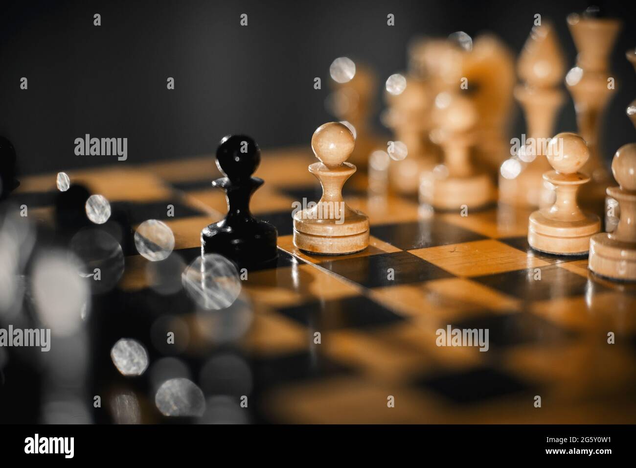 Due scacchi sono pedine: Nere e bianche. Pezzi di scacchi in legno ...