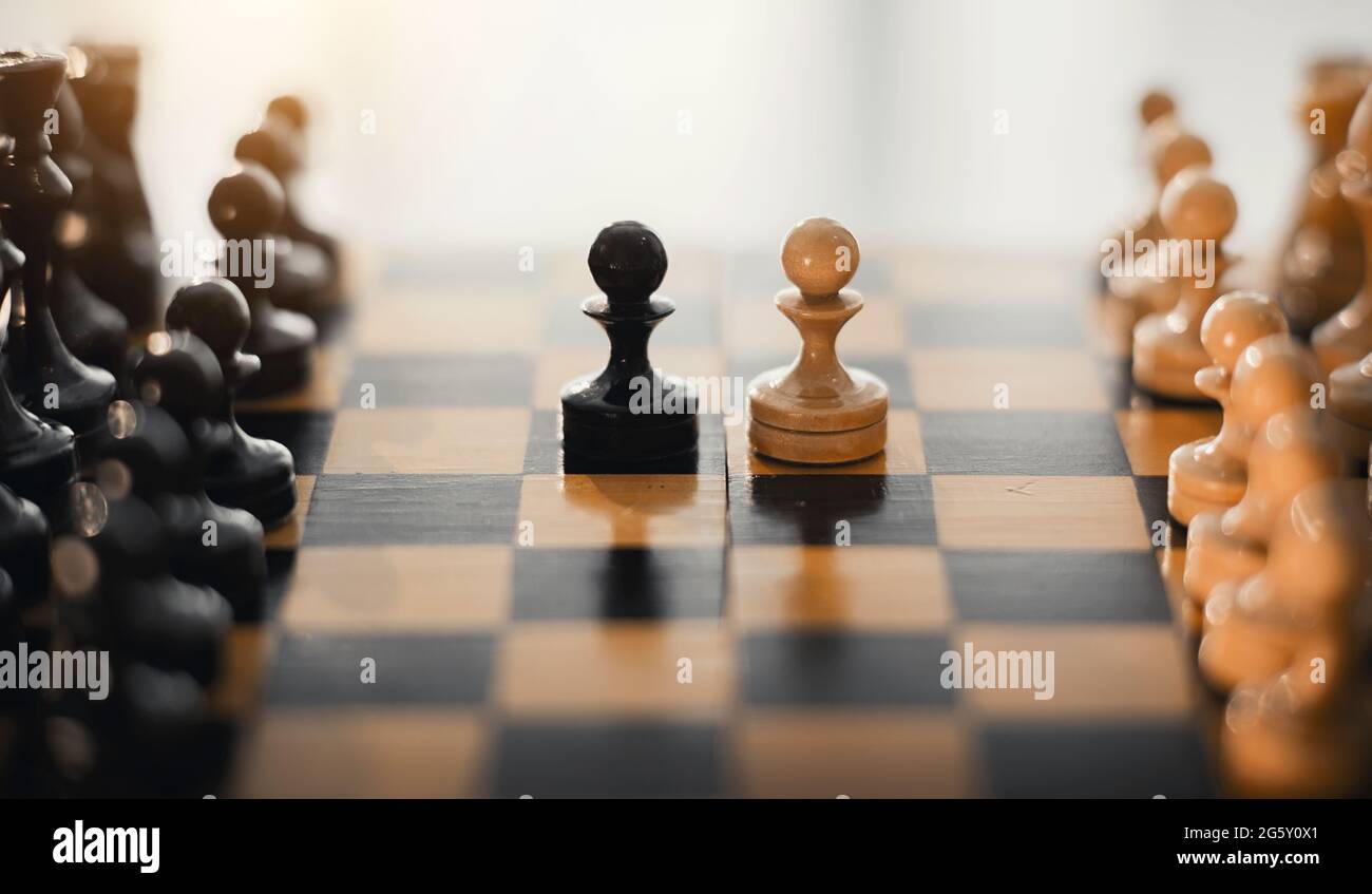 Due pedine e una regina immagini e fotografie stock ad alta risoluzione ...