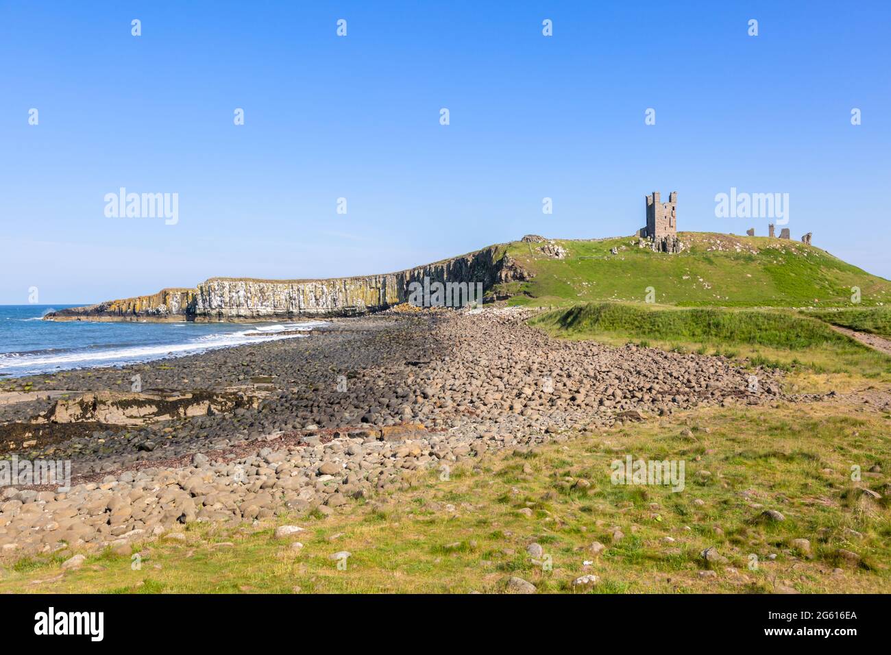 Dunstanburgh castello estate immagini e fotografie stock ad alta ...