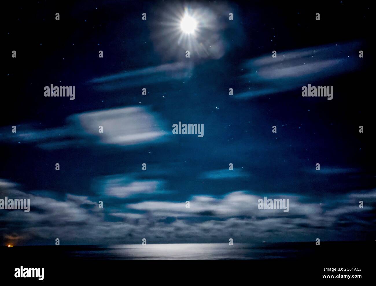 Luna sul mare immagini e fotografie stock ad alta risoluzione - Alamy