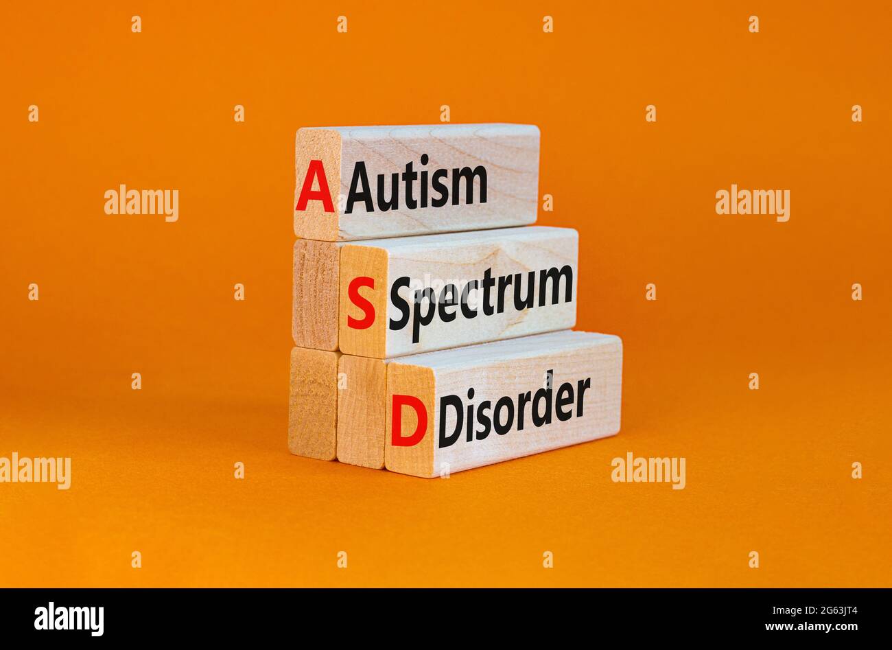 ASD, simbolo di disturbo dello spettro autistico. Blocchi di legno con ...