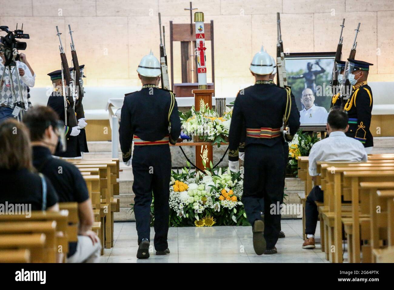 Le guardie d'onore militari cambiano turno durante la scia dell'ex ...