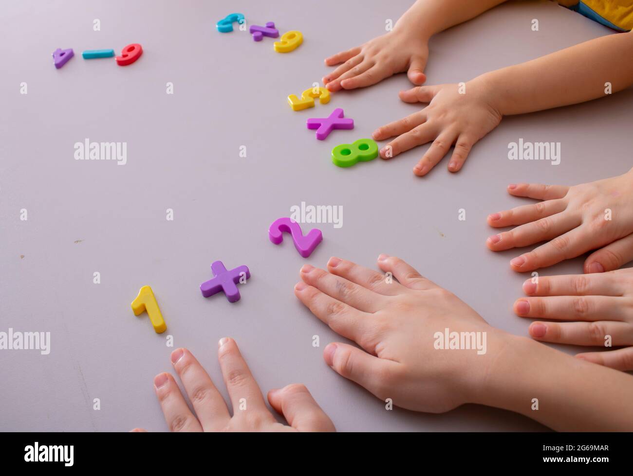 Bambini che si tengono per mano disegno immagini e fotografie stock ad ...