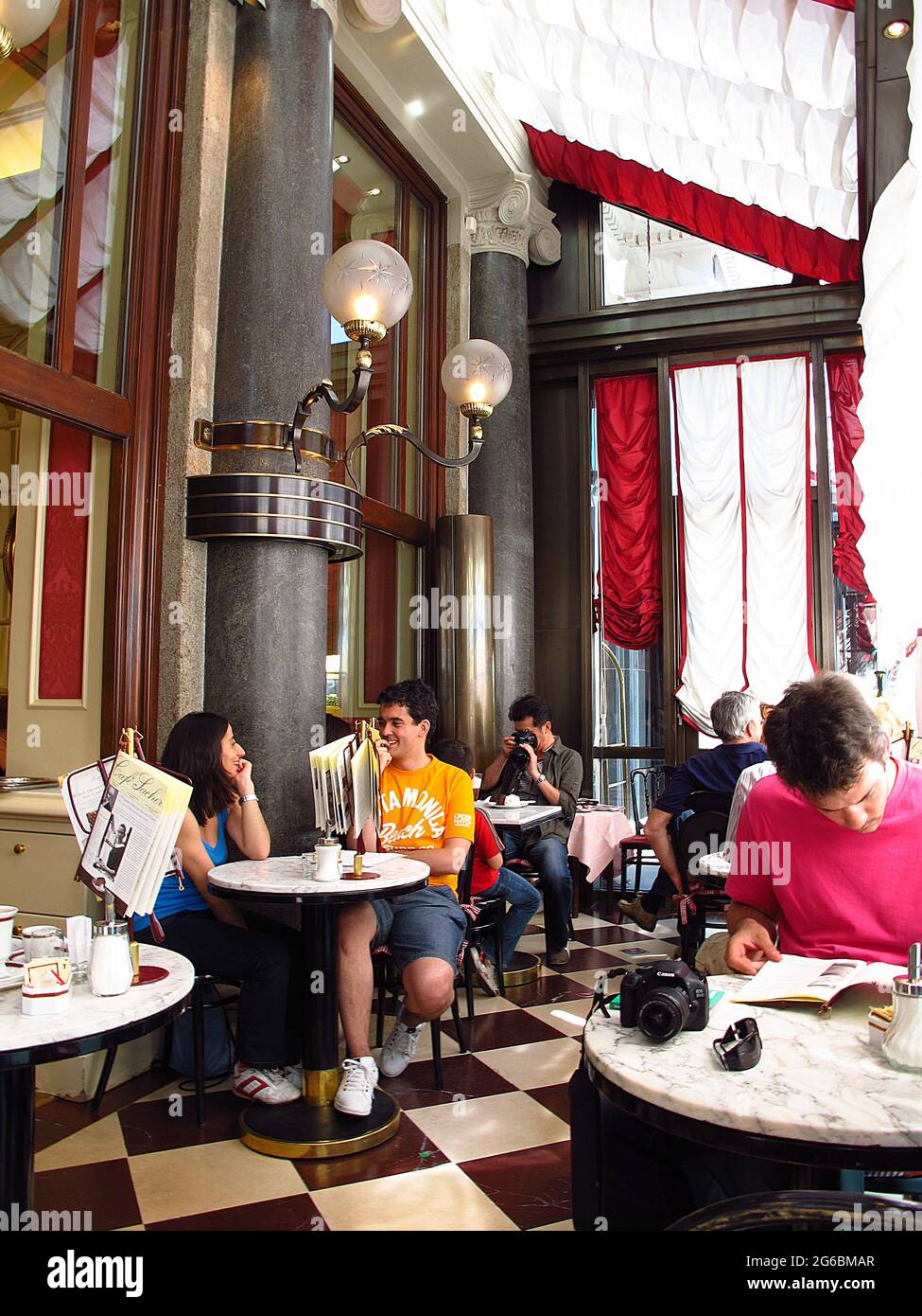 Vienna cafe sacher wien immagini e fotografie stock ad alta risoluzione ...