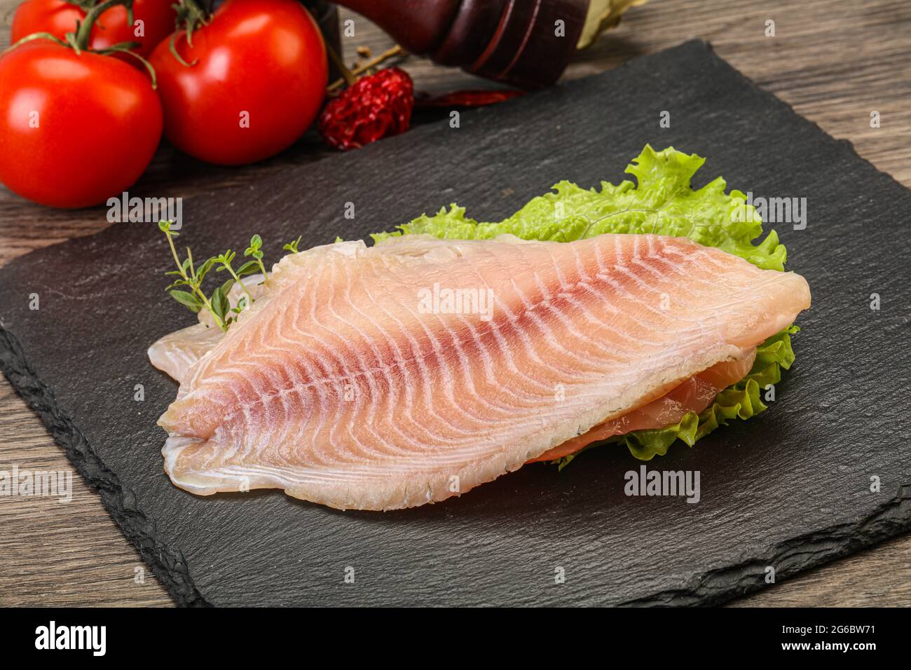 Filetto di pesce di tilapia crudo per cucinare Foto stock - Alamy