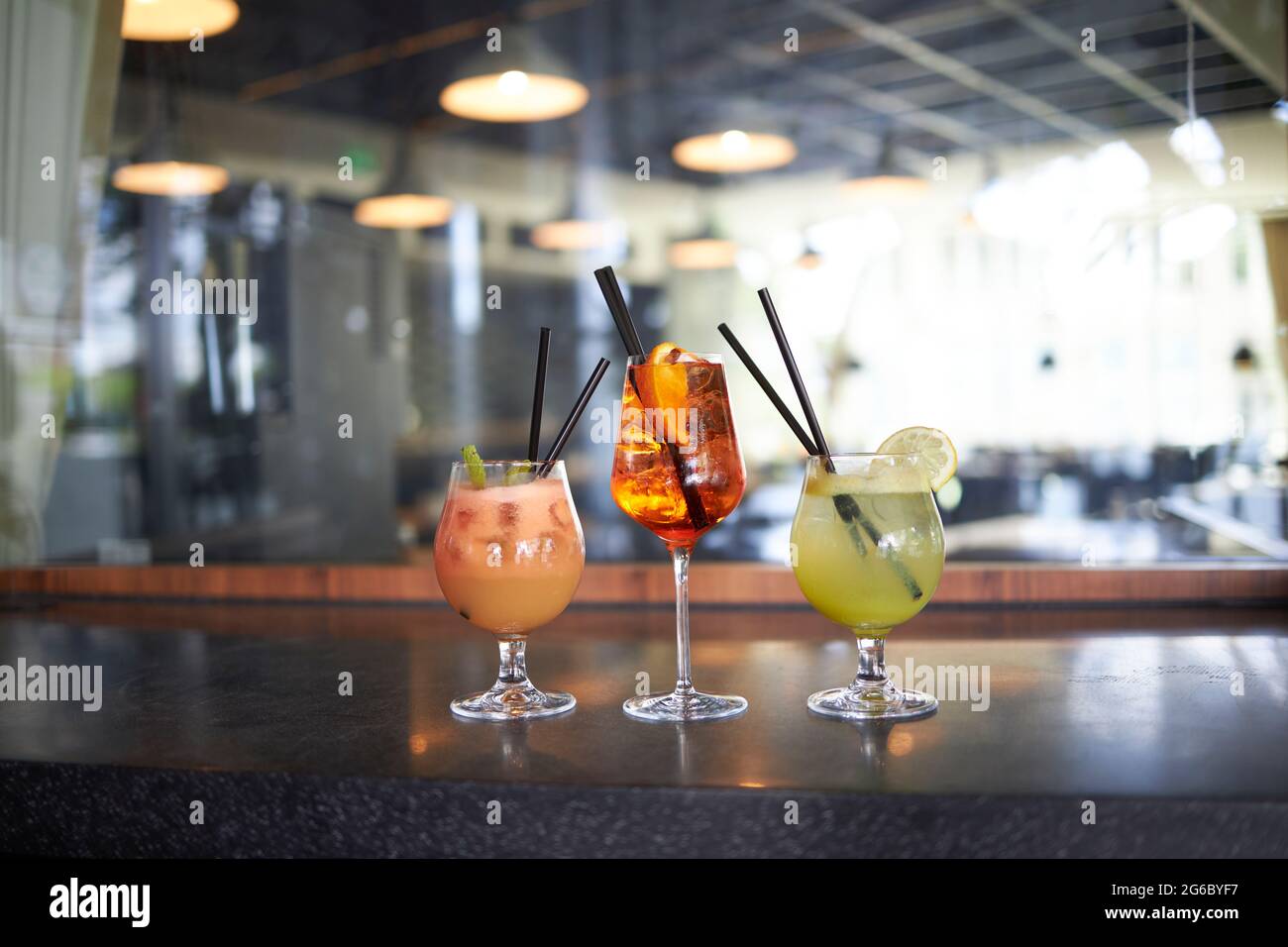 Bicchieri da cocktail in un bar immagini e fotografie stock ad alta ...