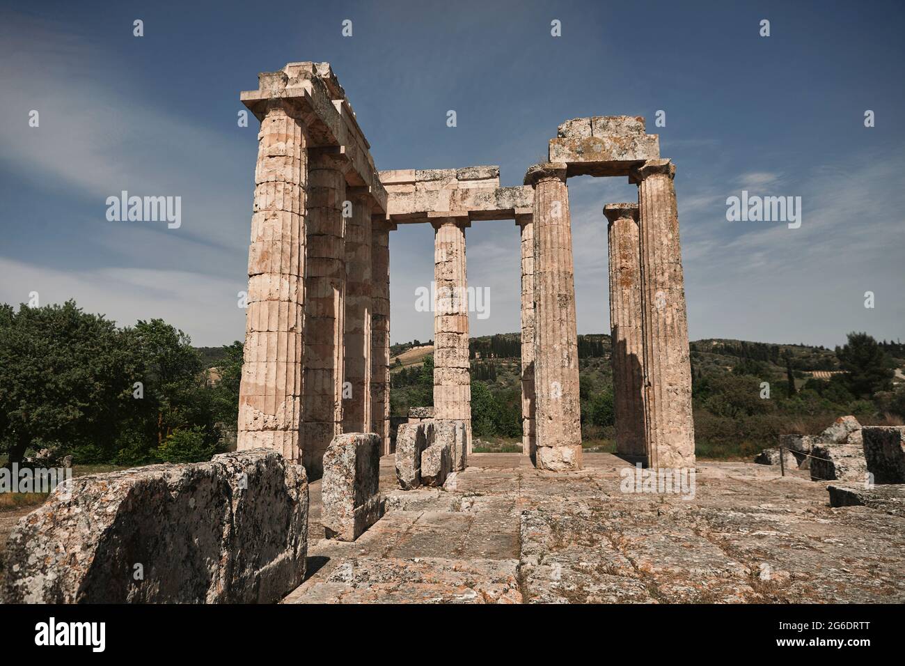 Il Tempio di Zeus nel centro del santuario di Zeus a Nemea Peloponneso ...