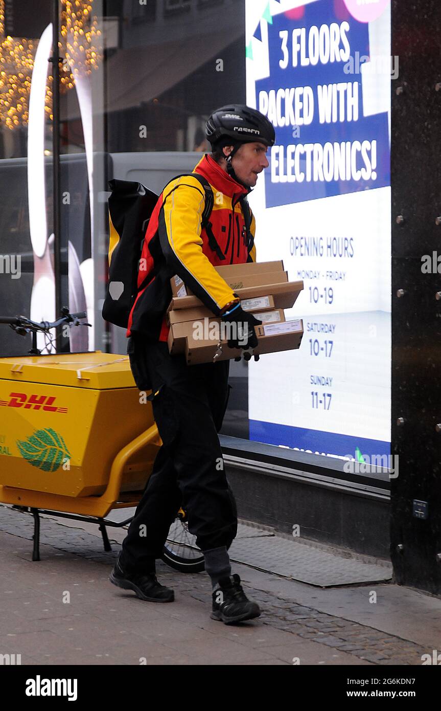 Dhl logo immagini e fotografie stock ad alta risoluzione - Alamy