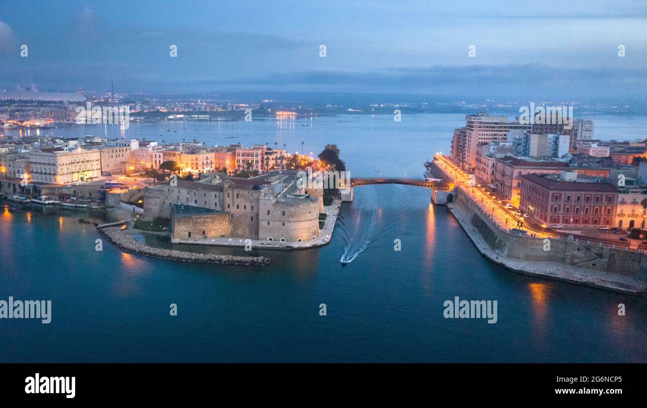 Taranto aerial view immagini e fotografie stock ad alta risoluzione - Alamy