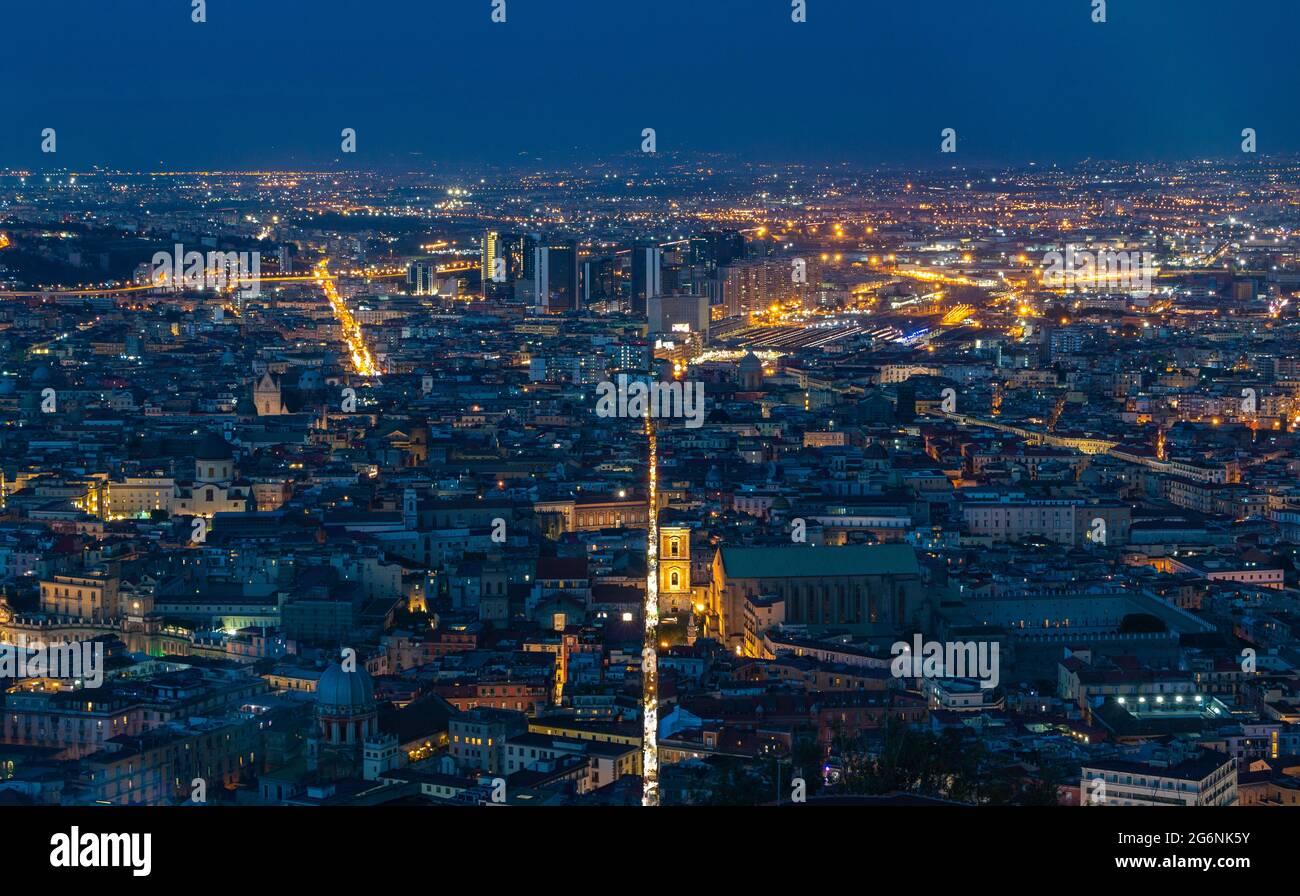 Napoli di notte immagini e fotografie stock ad alta risoluzione - Alamy