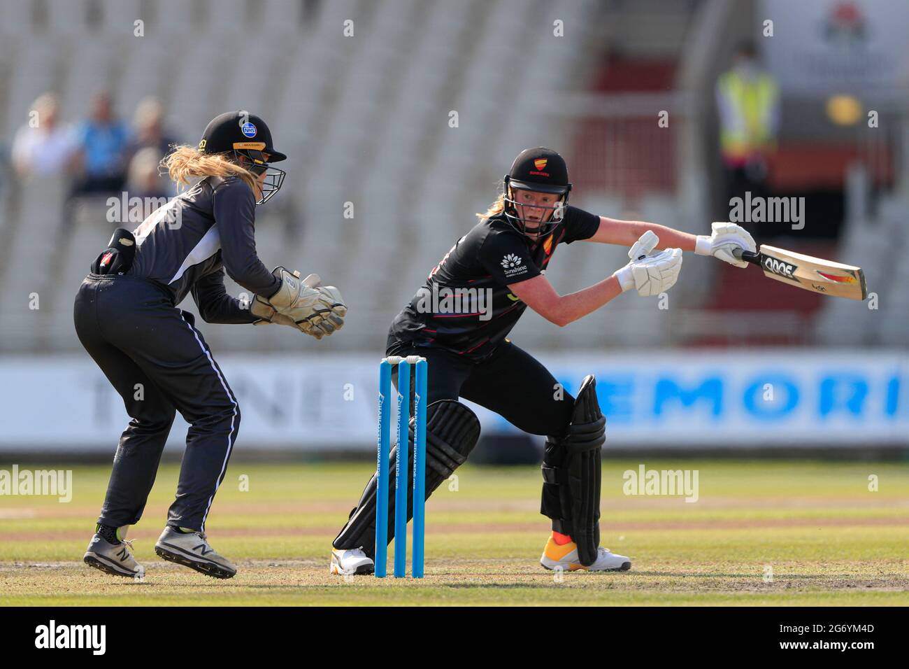 Lissy Macleod battendo per Sunrisers perde la palla che è catturata da ...